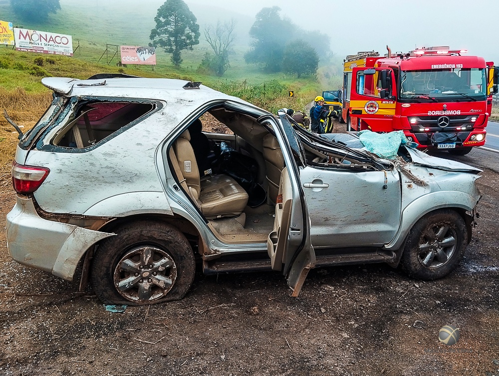 Homem morre em saída de pista seguida de capotamento na BR-2