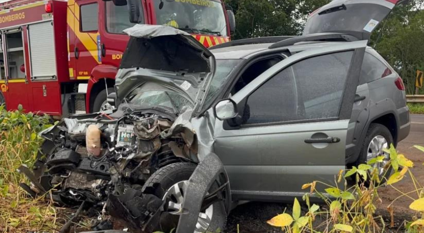 Grave colisão frontal entre dois veículos deixa uma mulher m