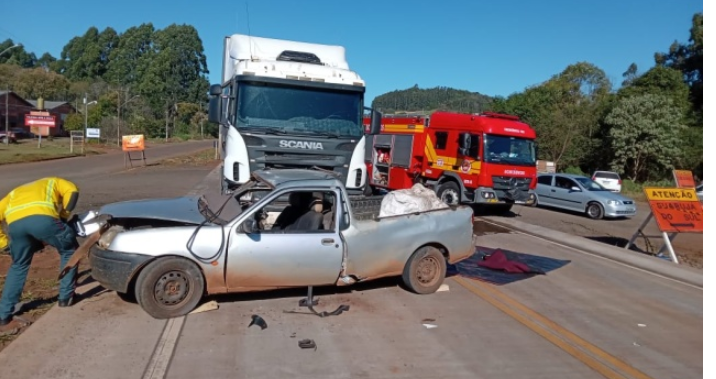 Colisão entre carro e caminhão deixa duas pessoas feridas na