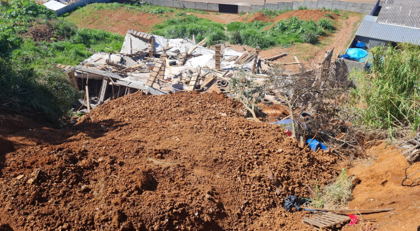 Construção de edificação é totalmente destruída após desmoro