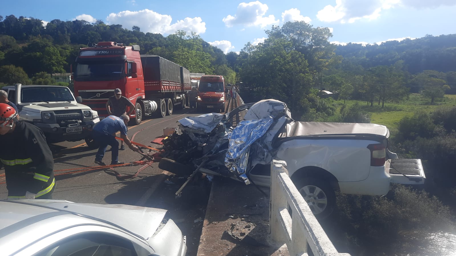 Pelo menos uma pessoa morre em acidente na ponte do Rio Chop Pelo menos uma pessoa morre em acidente na ponte do Rio Chop